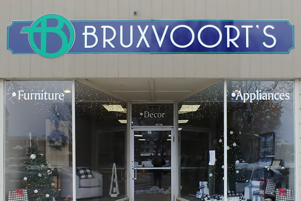 Storefront Signage | Pella Engraving & Sign Company